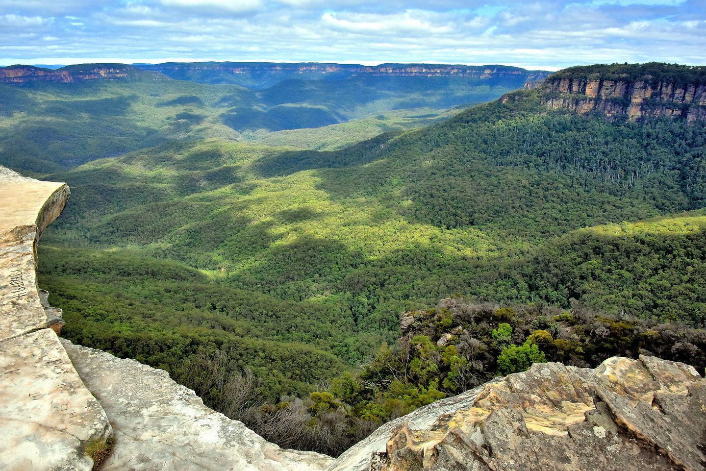 Jamison Valley below Lincoln’s Rock in Wentworth Falls in Blue ...