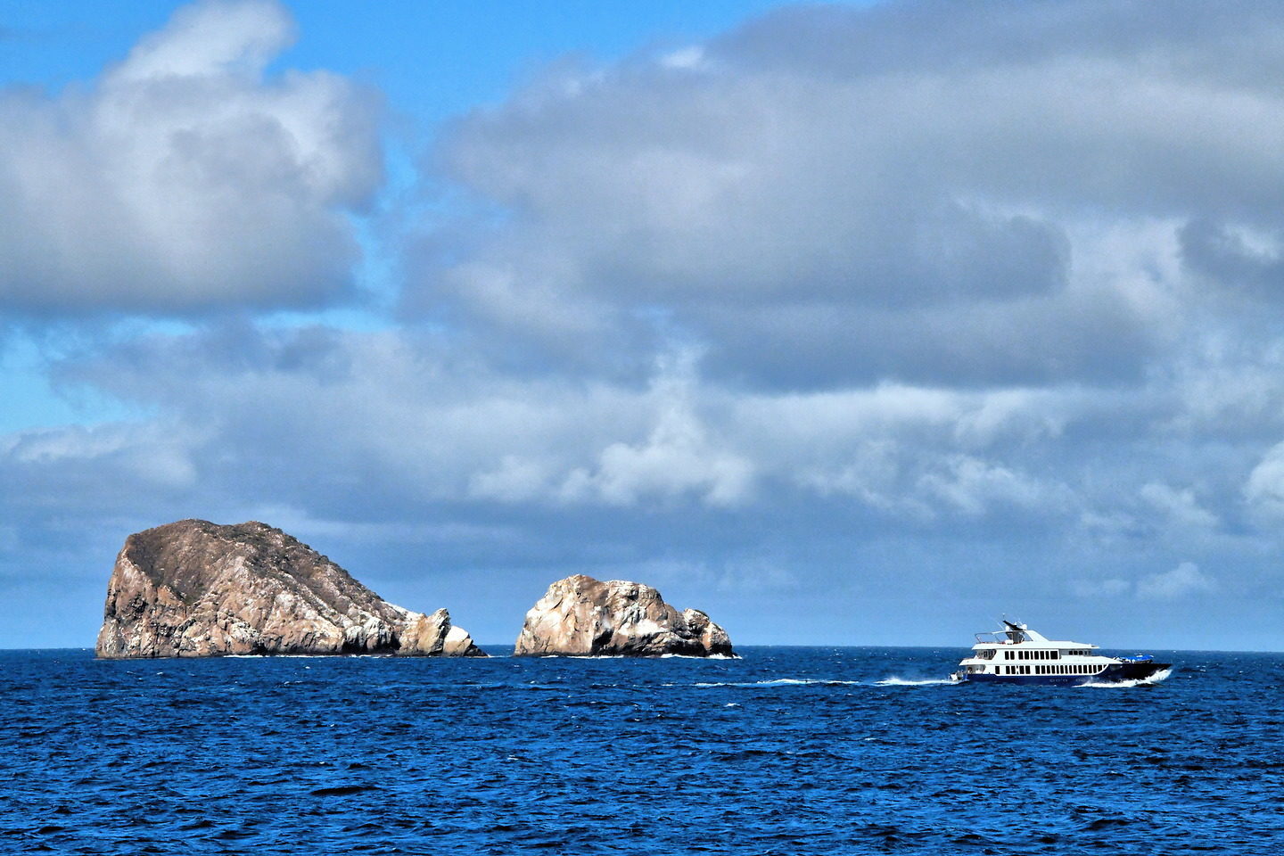 Gordon Rocks near Plaza Sur and Santa Cruz in Galápagos, EC - Encircle ...
