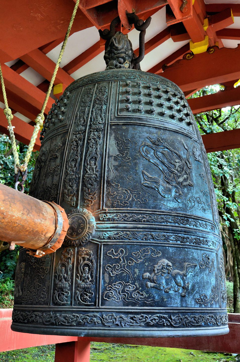 Sacred Bell at Byodo-In Temple in Kahaluu, O’ahu, Hawaii - Encircle Photos