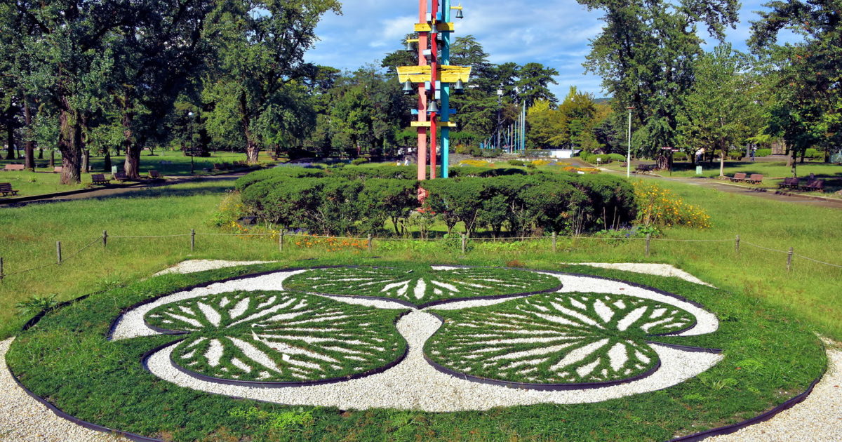 Sculpted Gardens at Sunpu Castle in Shizuoka, Japan - Encircle Photos