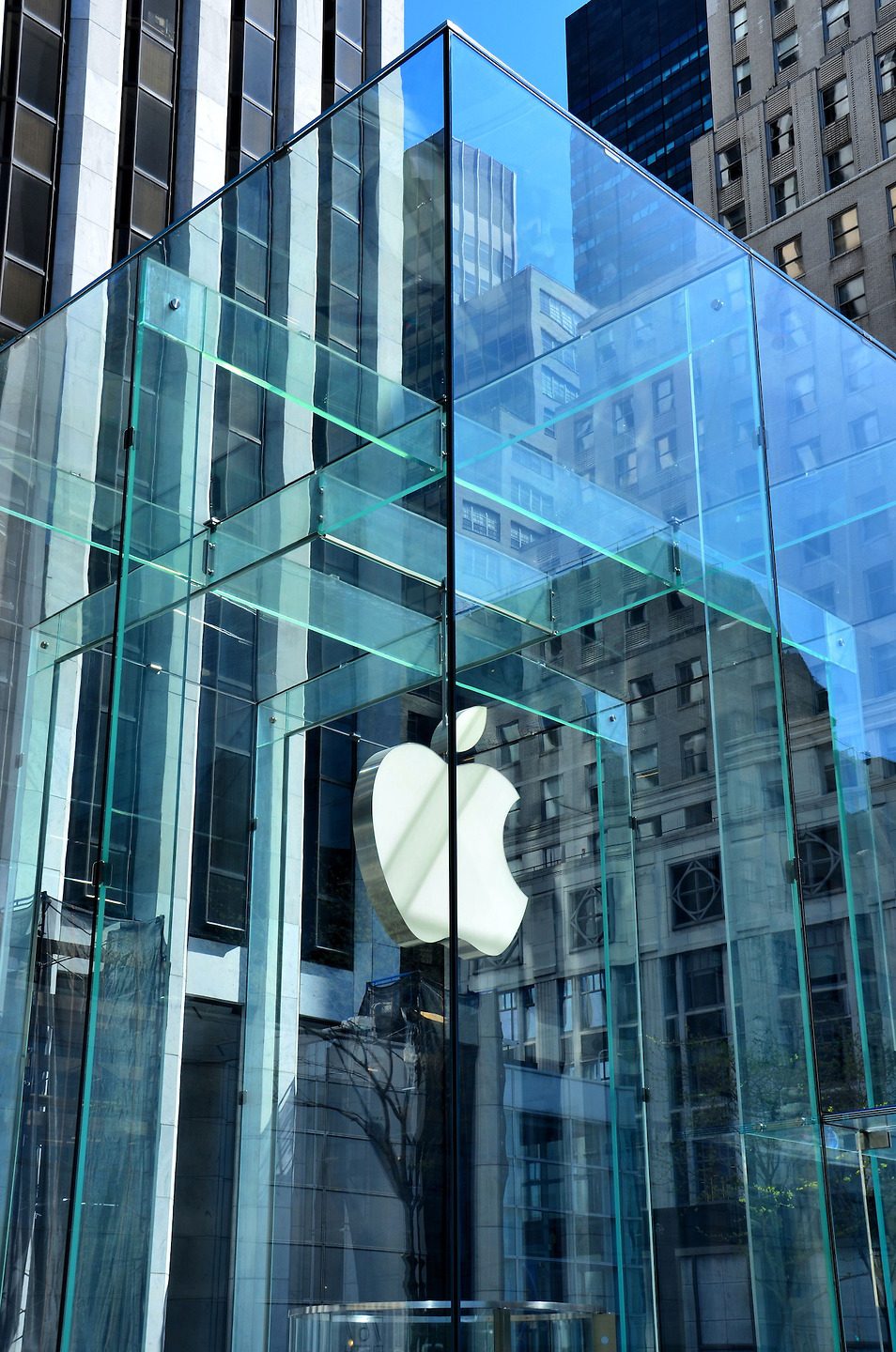 Apple Flagship Store Glass Cube in New York City, New York - Encircle ...